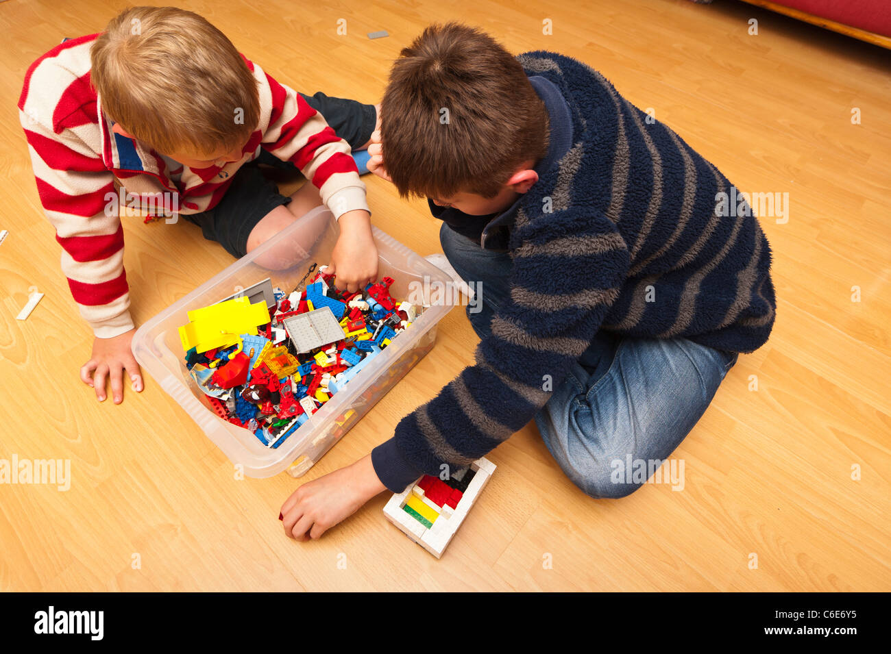 Ein junge kind kinder kind kinder spielen mit lego -Fotos und ...