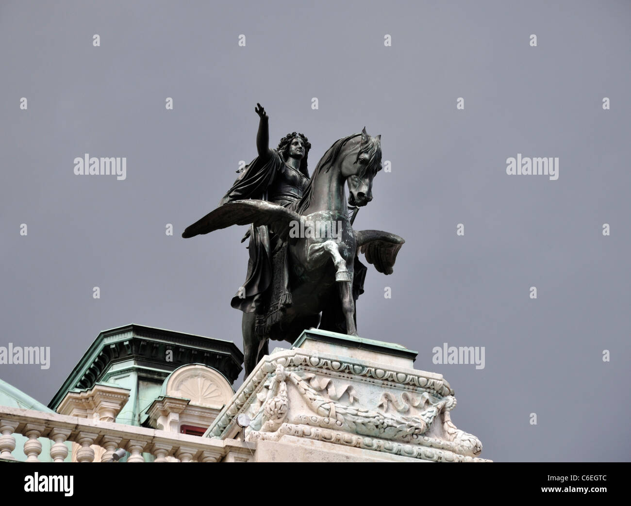 Statue opera house vienna -Fotos und -Bildmaterial in hoher Auflösung ...