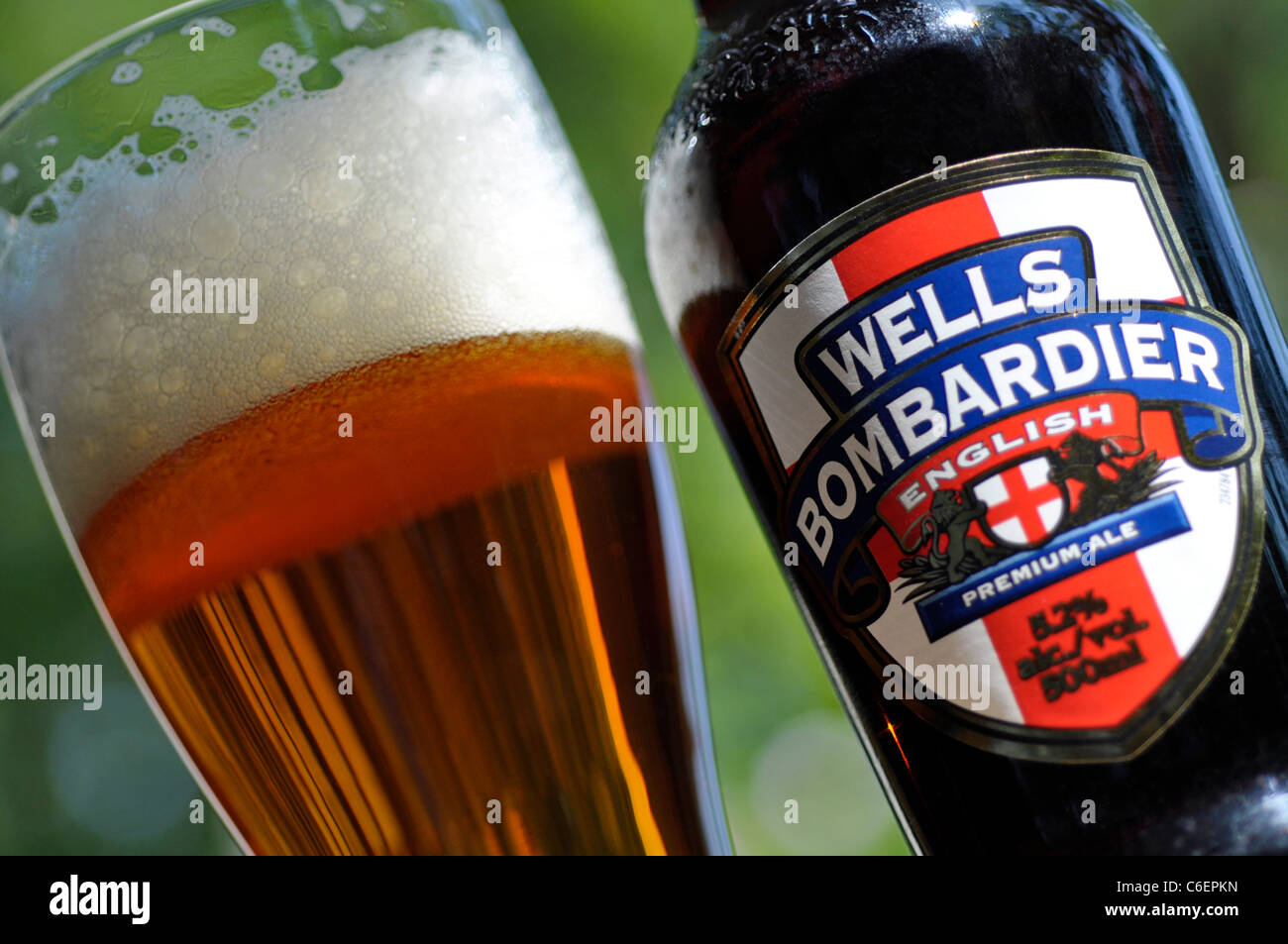 Halbe flasche -Fotos und -Bildmaterial in hoher Auflösung – Alamy