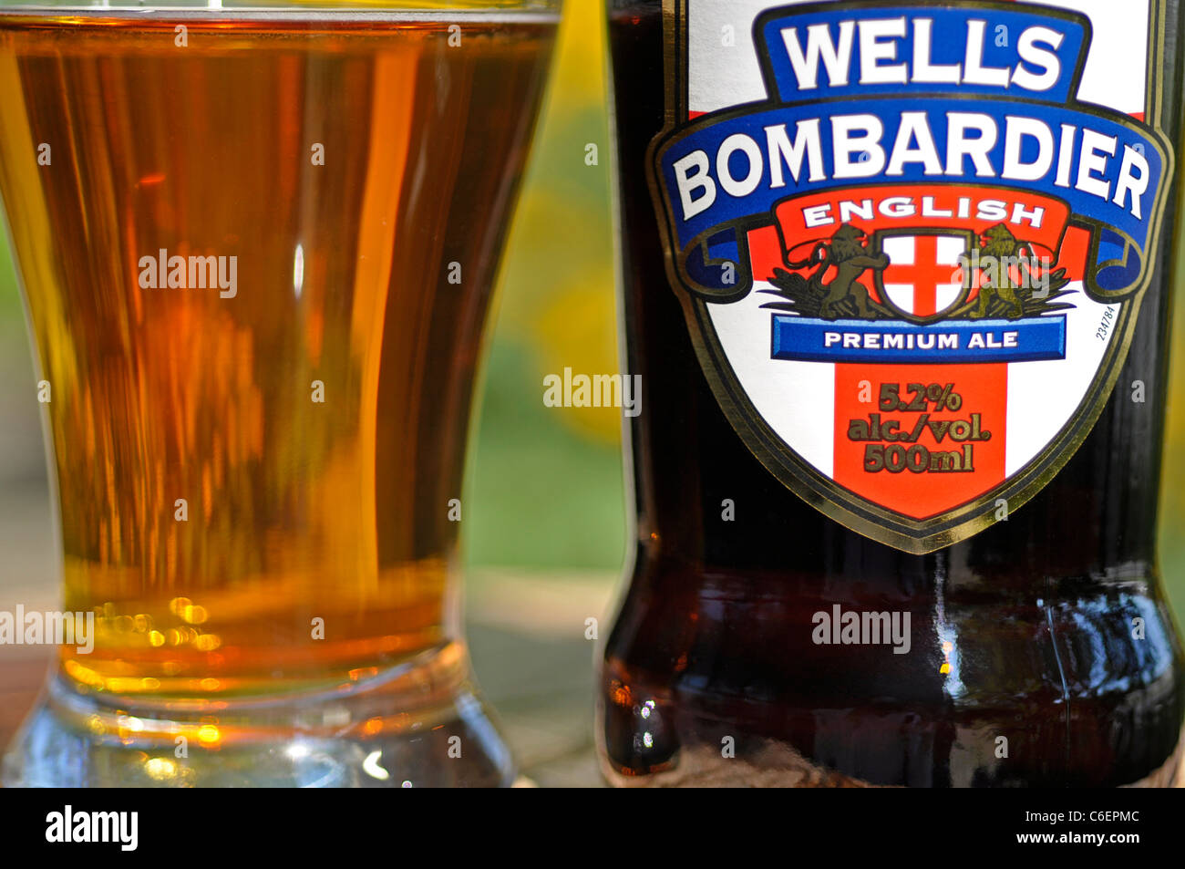 Halbe flasche -Fotos und -Bildmaterial in hoher Auflösung – Alamy