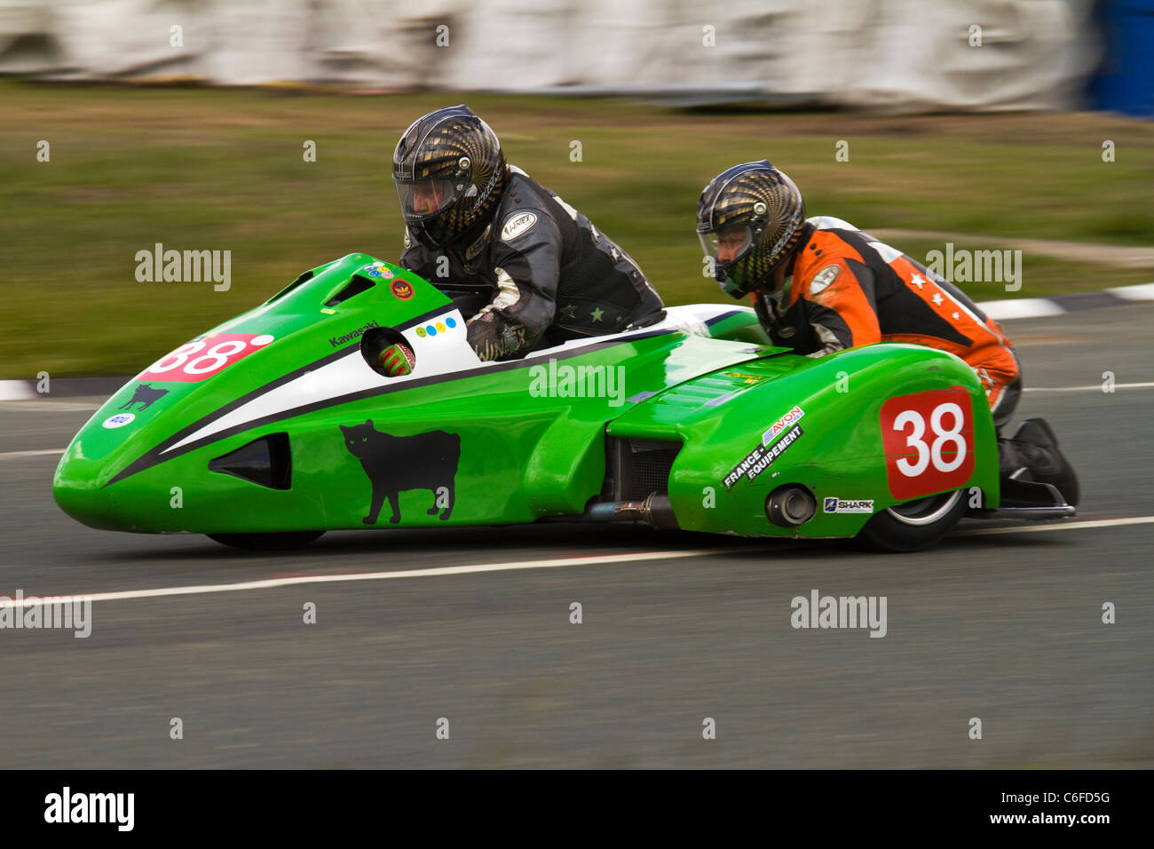 Ein Foto von einem Kawasaki LCR Motorrad Beiwagen Rennen auf der Isle ...