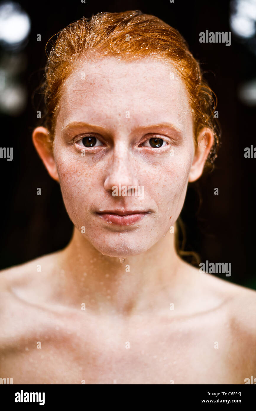Ernsthafte Readhead junge Frau mit roten Haaren und Sommersprossen Teen Stockfotografie - Alamy