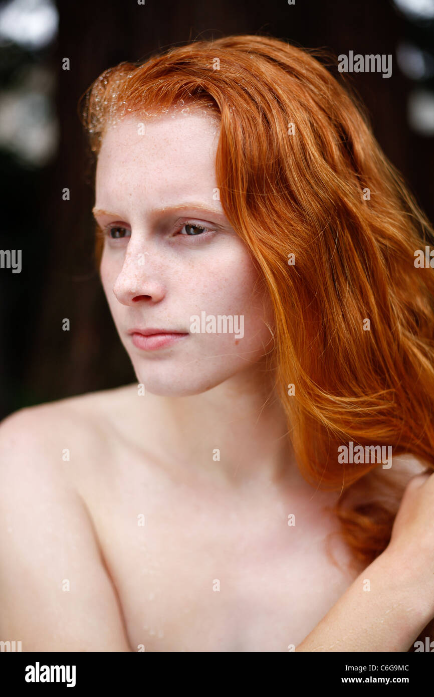 Ernsthafte Readhead junge Frau mit roten Haaren und Sommersprossen Teen Stockfotografie - Alamy