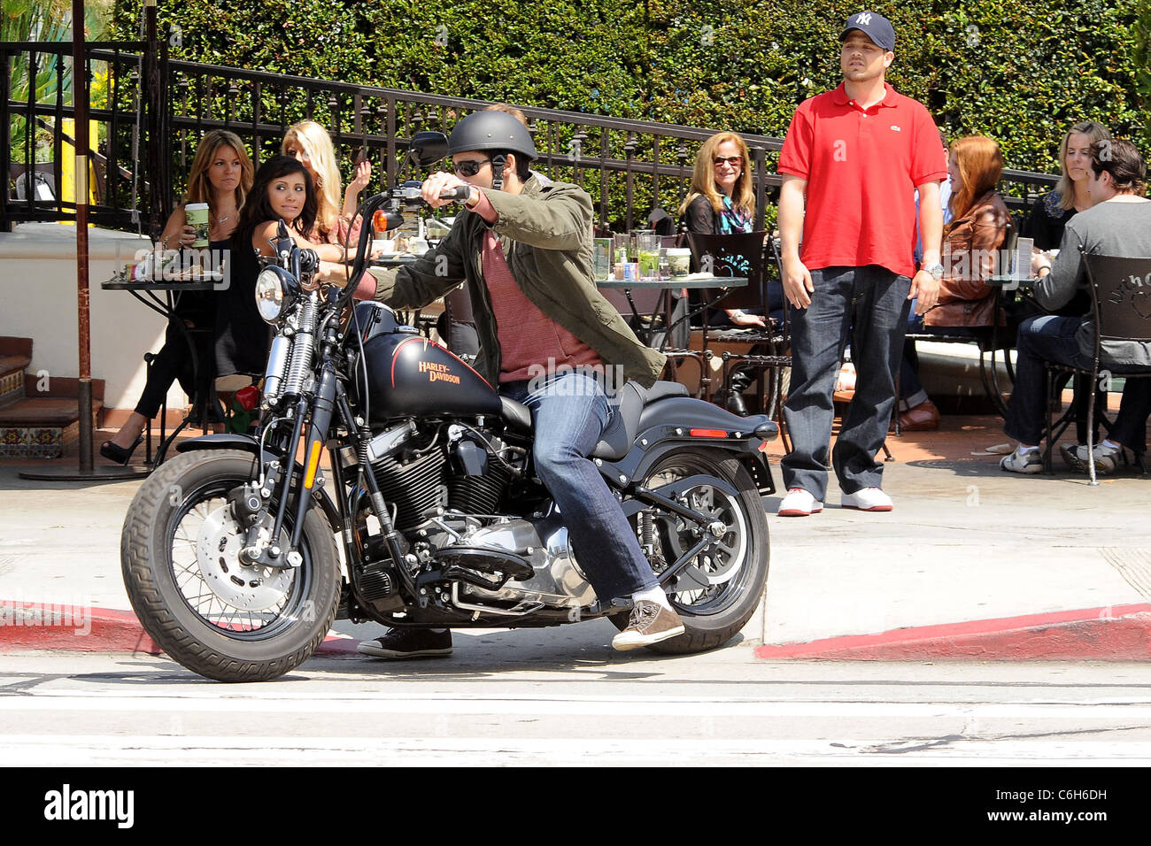 Adrian Grenier und Jerry Ferrara Cast Mitglieder am Set von "Entourage ...