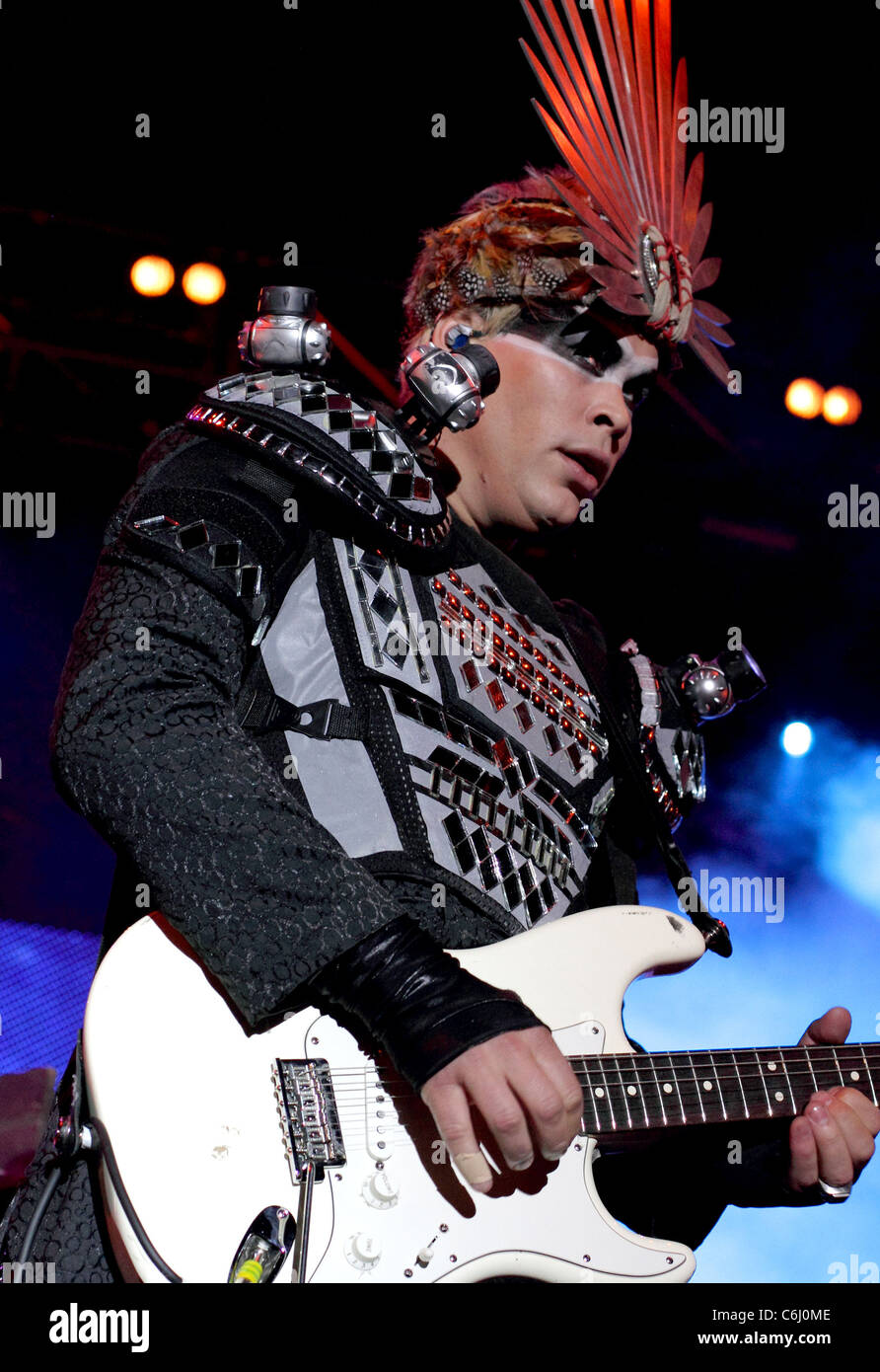 Luke Steele Empire Of The Sun die live auf dem Future Music Festival ...