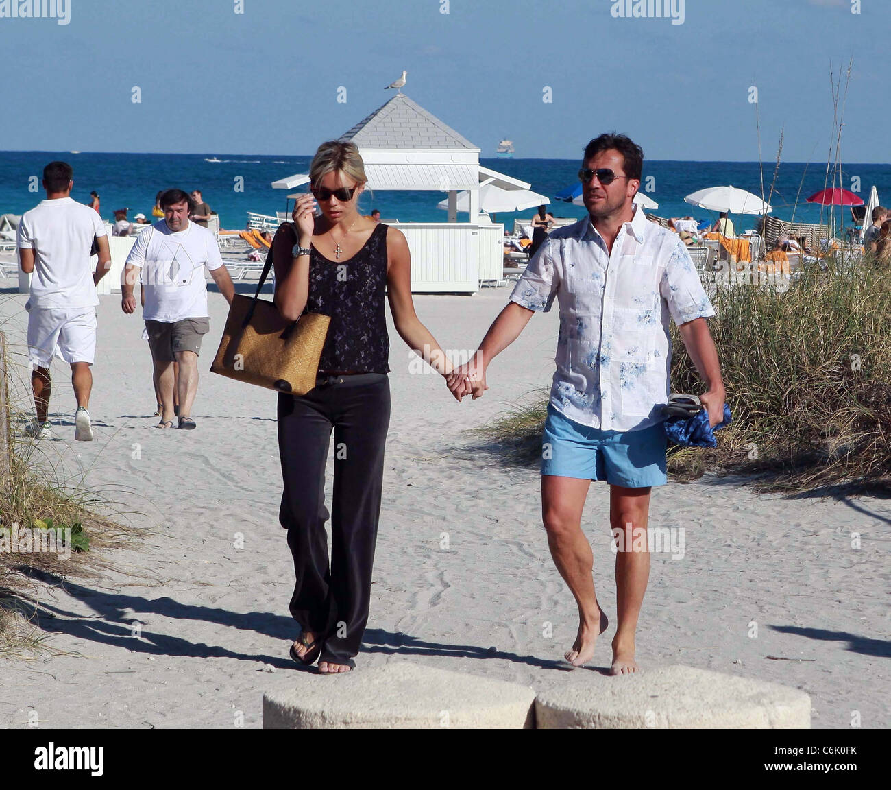Deutscher Fußballspieler Lothar Matthäus verbringt einen Tag am Strand ...
