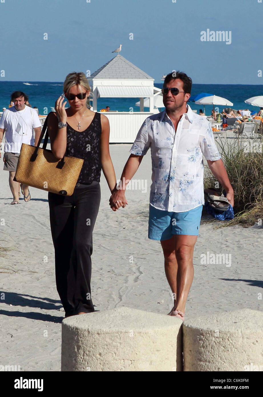 Deutscher Fußballspieler Lothar Matthäus verbringt einen Tag am Strand ...