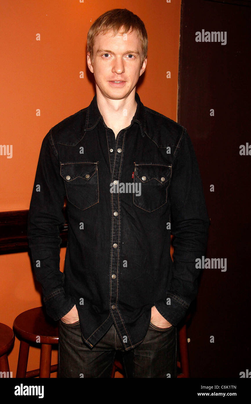 Roderick Hügel hinter den Kulissen mit der Besetzung des neuen spielen ...