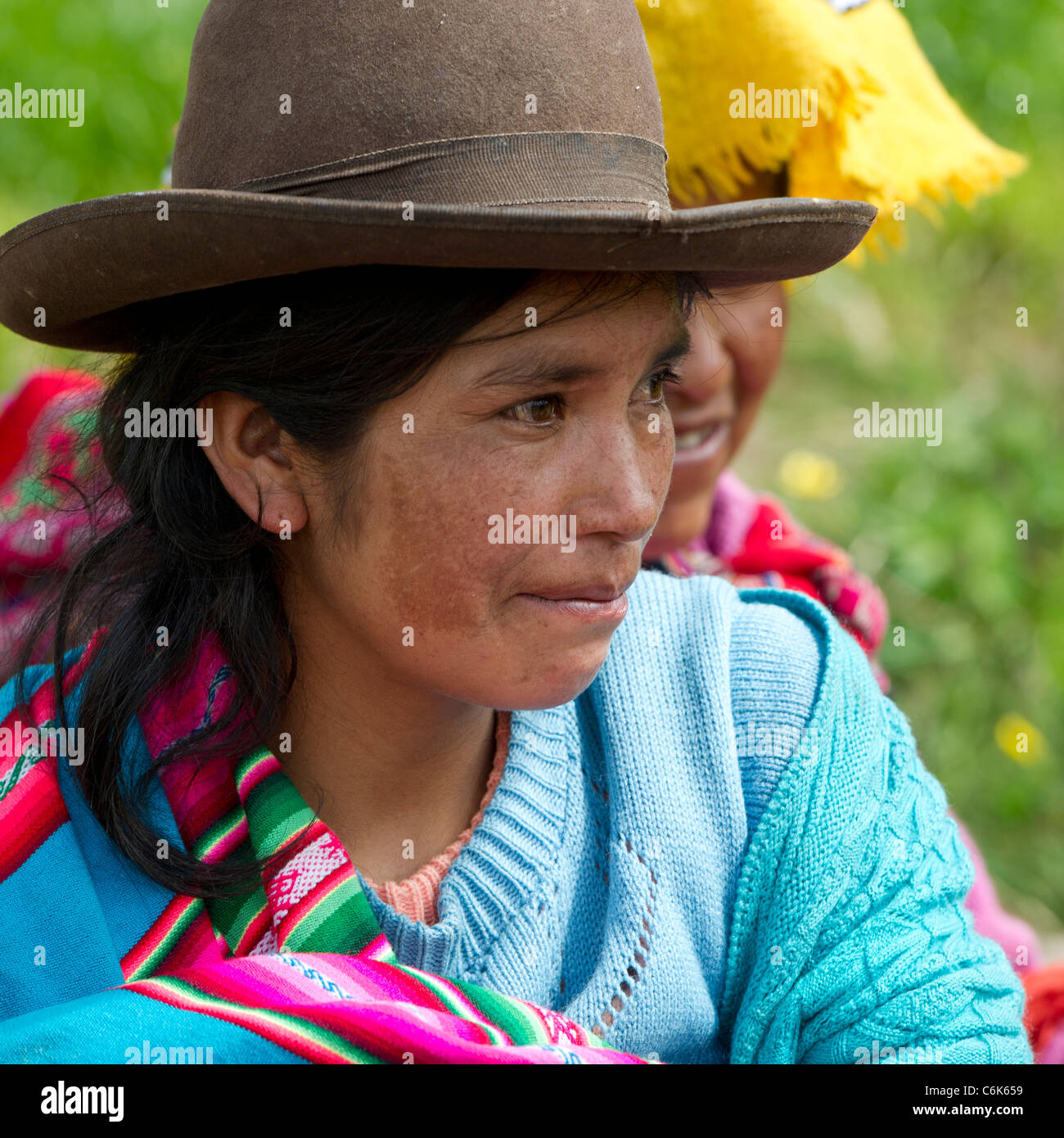 Nahaufnahme von quechua indianer frauen in chumpepoke grundschule ...