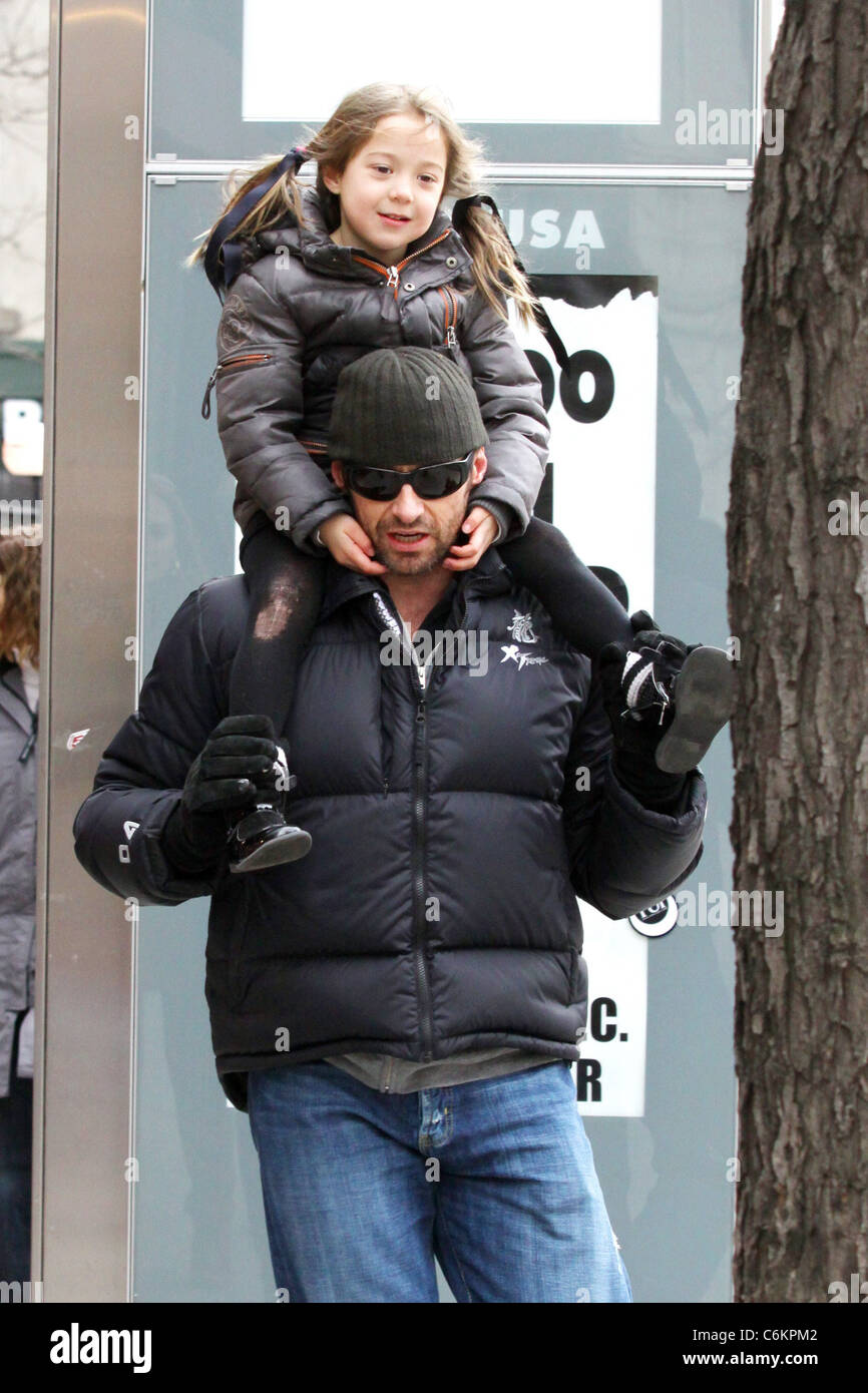 Hugh Jackman führt seine Tochter Ava Eliot Jackman bei einem ...
