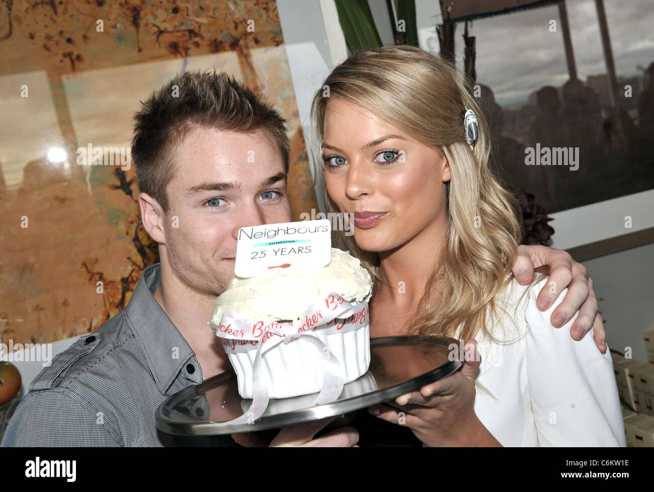 Sam Clark und Margot Robbie Nachbarn 25 Jahre und 6000 Episoden Feier ...