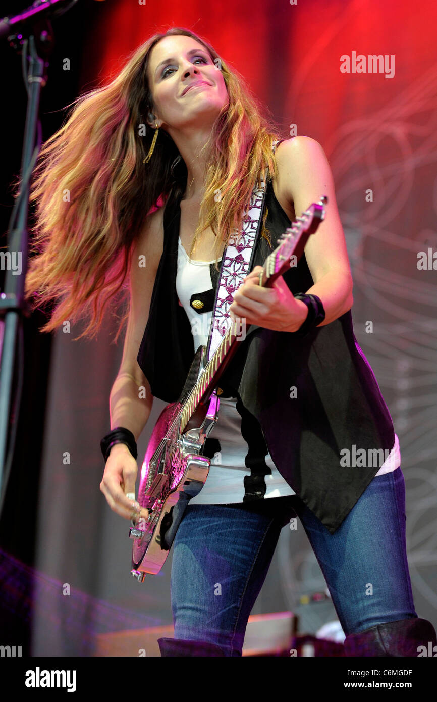 Emily Robison von Court Yard Hounds führt während Lilith Fair 2010 im ...