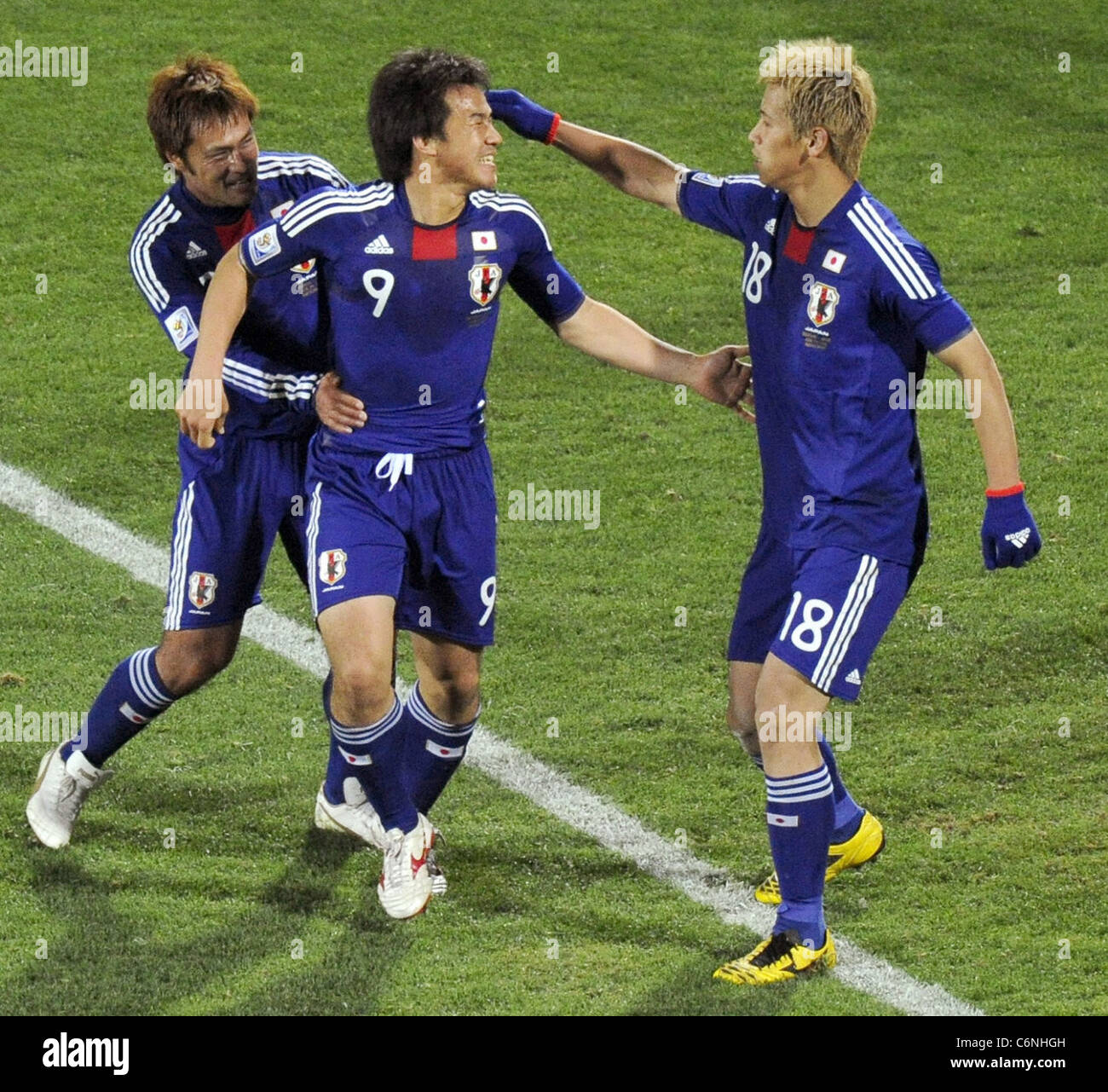 Apan Stürmer, die Shinji Okazaki (C) von Teamkollegen Keisuke Honda (R) und Yuichi Komano ...