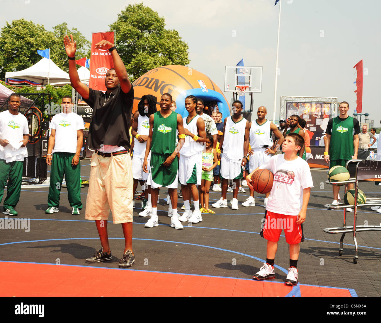 NBA-star Thad Young und Justin Friedlander in den Sprite Slam Dunk bei ...