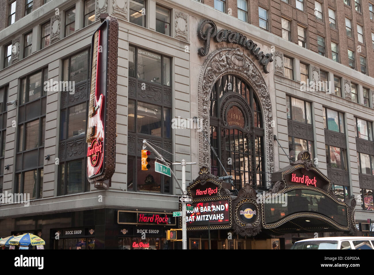Hard rock cafe times square -Fotos und -Bildmaterial in hoher Auflösung ...