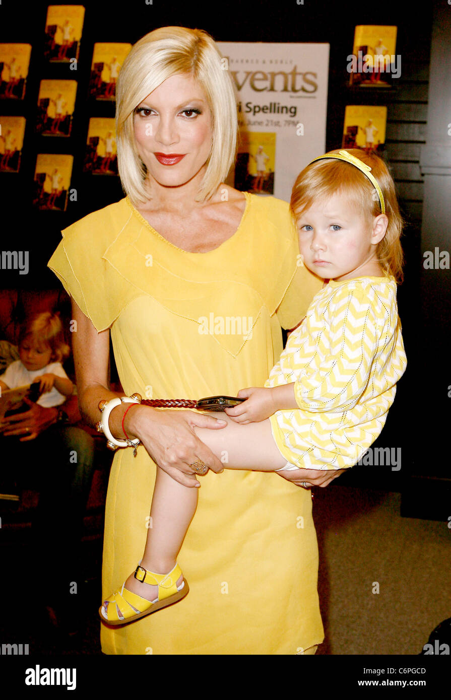 Tori Spelling und Tochter Stella McDermott Tori Spelling Zeichen ...
