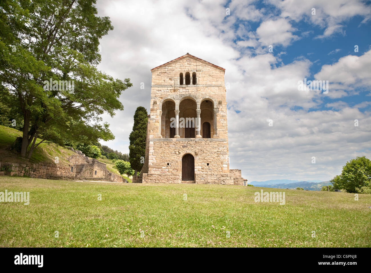 Santa maria del naranco in oviedo -Fotos und -Bildmaterial in hoher ...