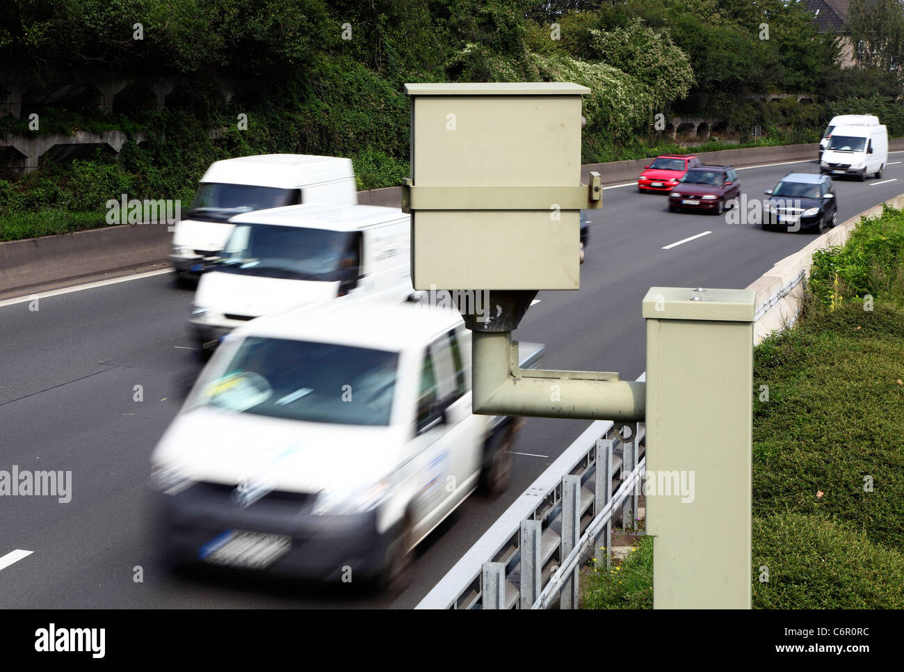 Verkehrskameras Kontrolle, Blitzer auf A40 Autobahn, Autobahn. Essen ...