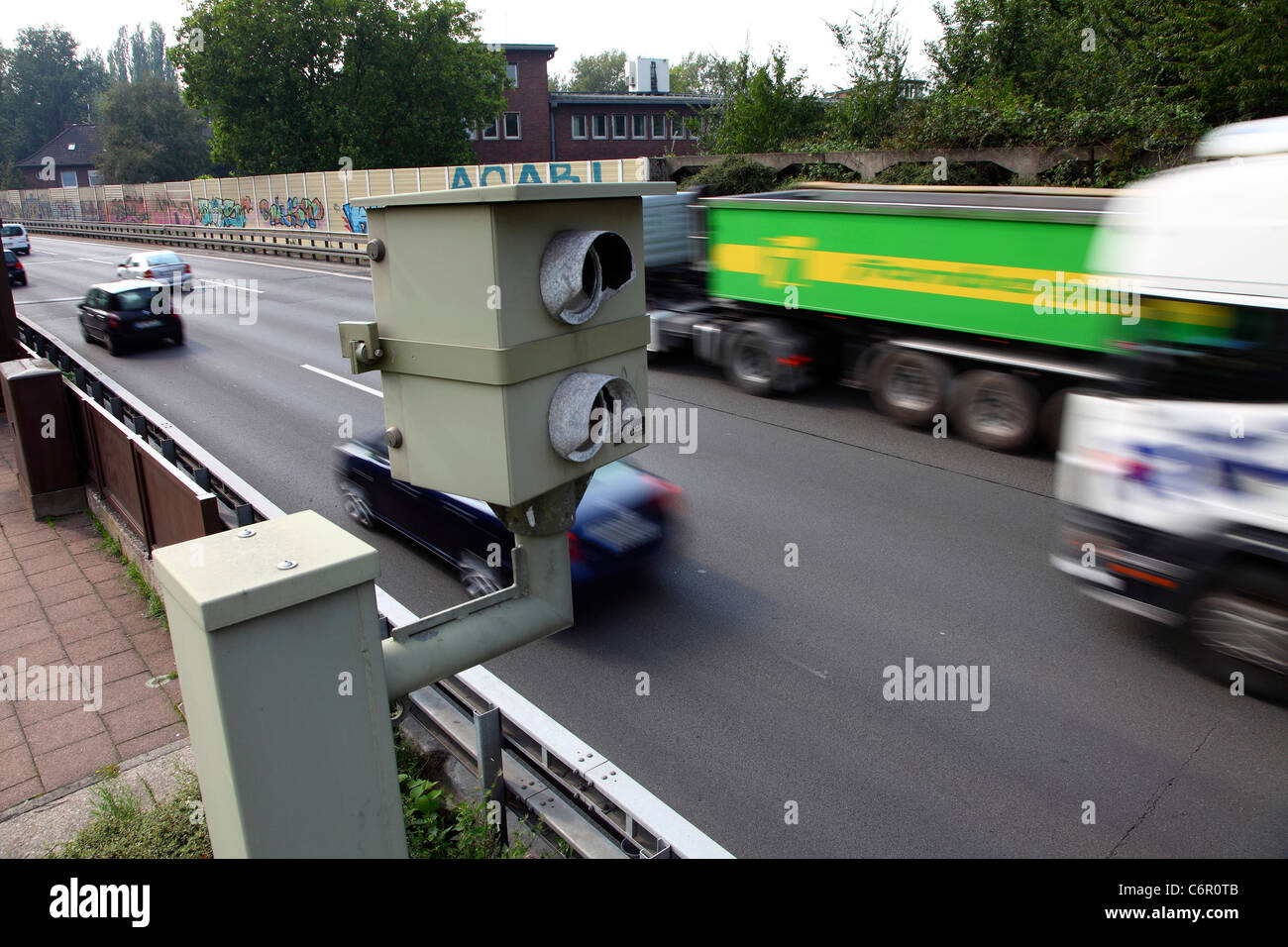 Verkehrskameras Kontrolle, Blitzer auf A40 Autobahn, Autobahn. Essen ...