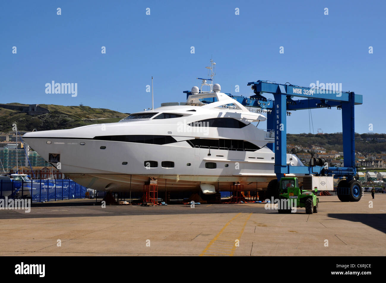 Sunseeker-Luxus-Yacht in einer Wiege 50 Tonnen bei Portland in Dorset ...