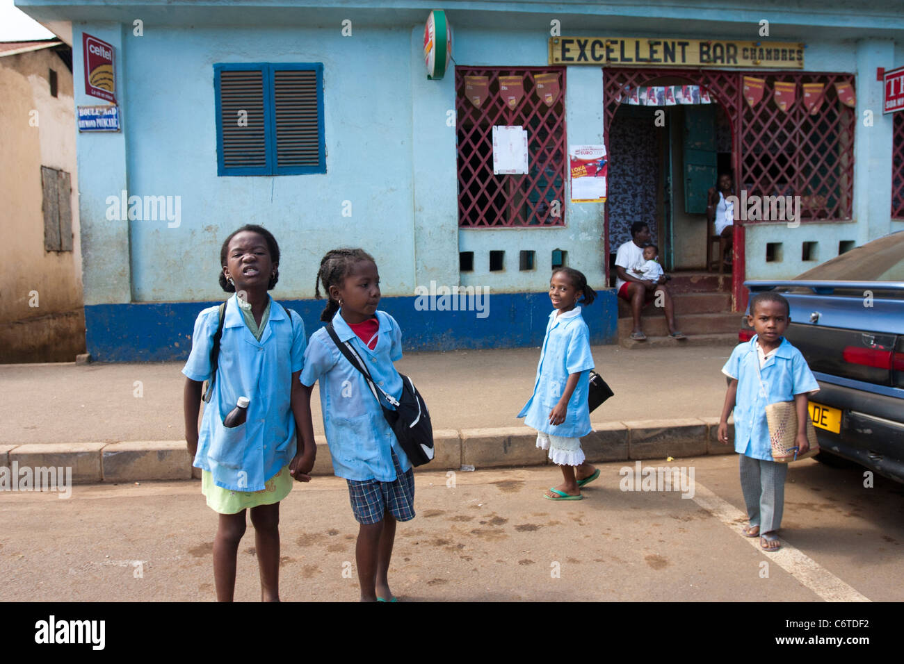 Nosy Be Insel Madagaskar, madagassische Kinder gehen zur Schule in Hell Ville Stadt, Afrika ...