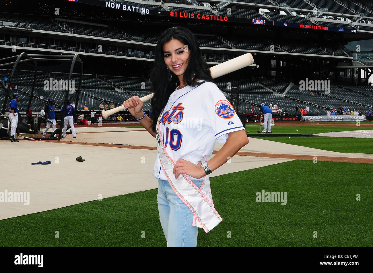 Miss USA 2010, Rima Fakih, besucht mit der Wimper Praxis mit Baseball ...