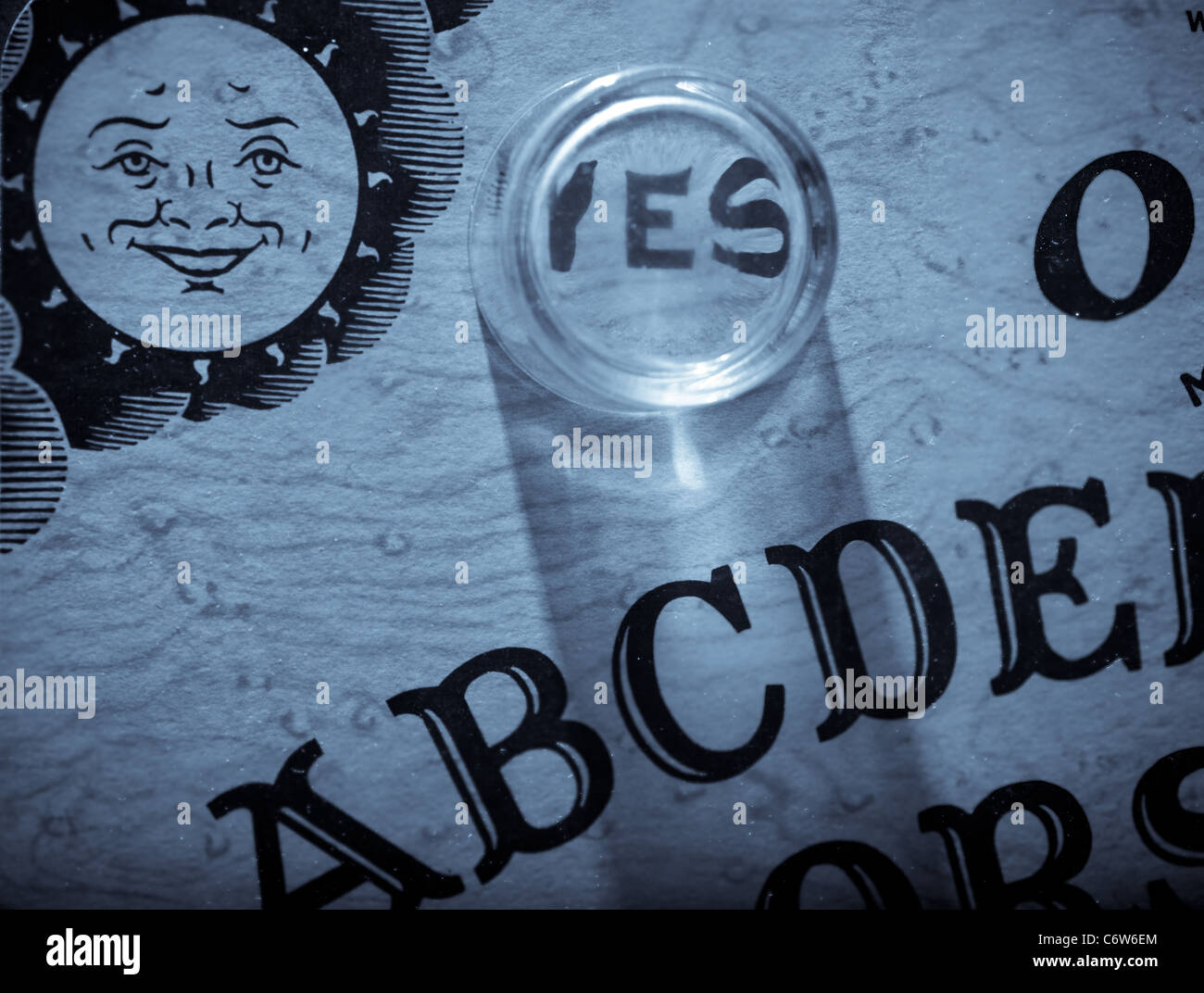 Ouija board -Fotos und -Bildmaterial in hoher Auflösung – Alamy