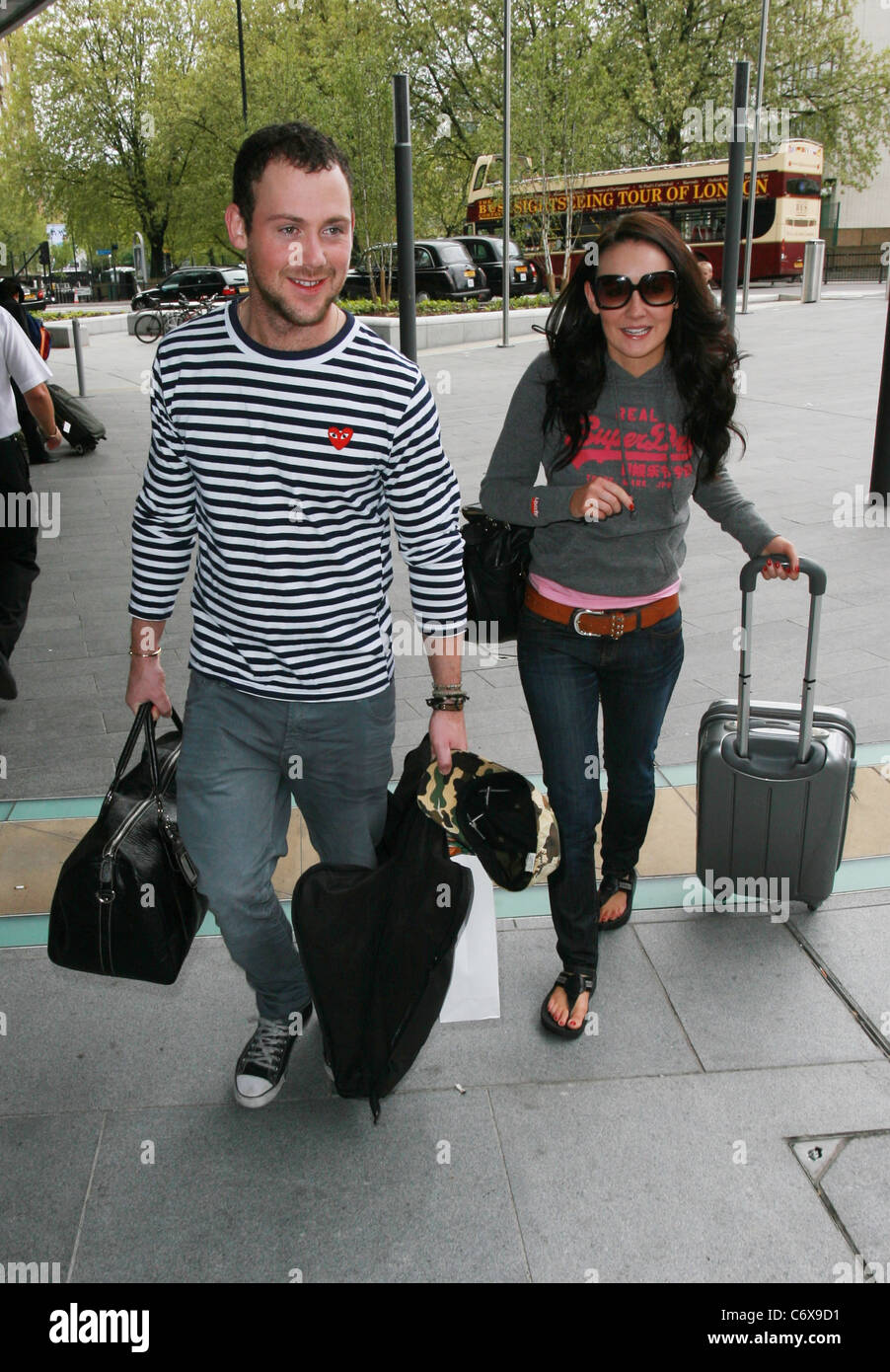 Kent Riley und Claire Cooper verlassen ihr Hotel nach dem Besuch der ...