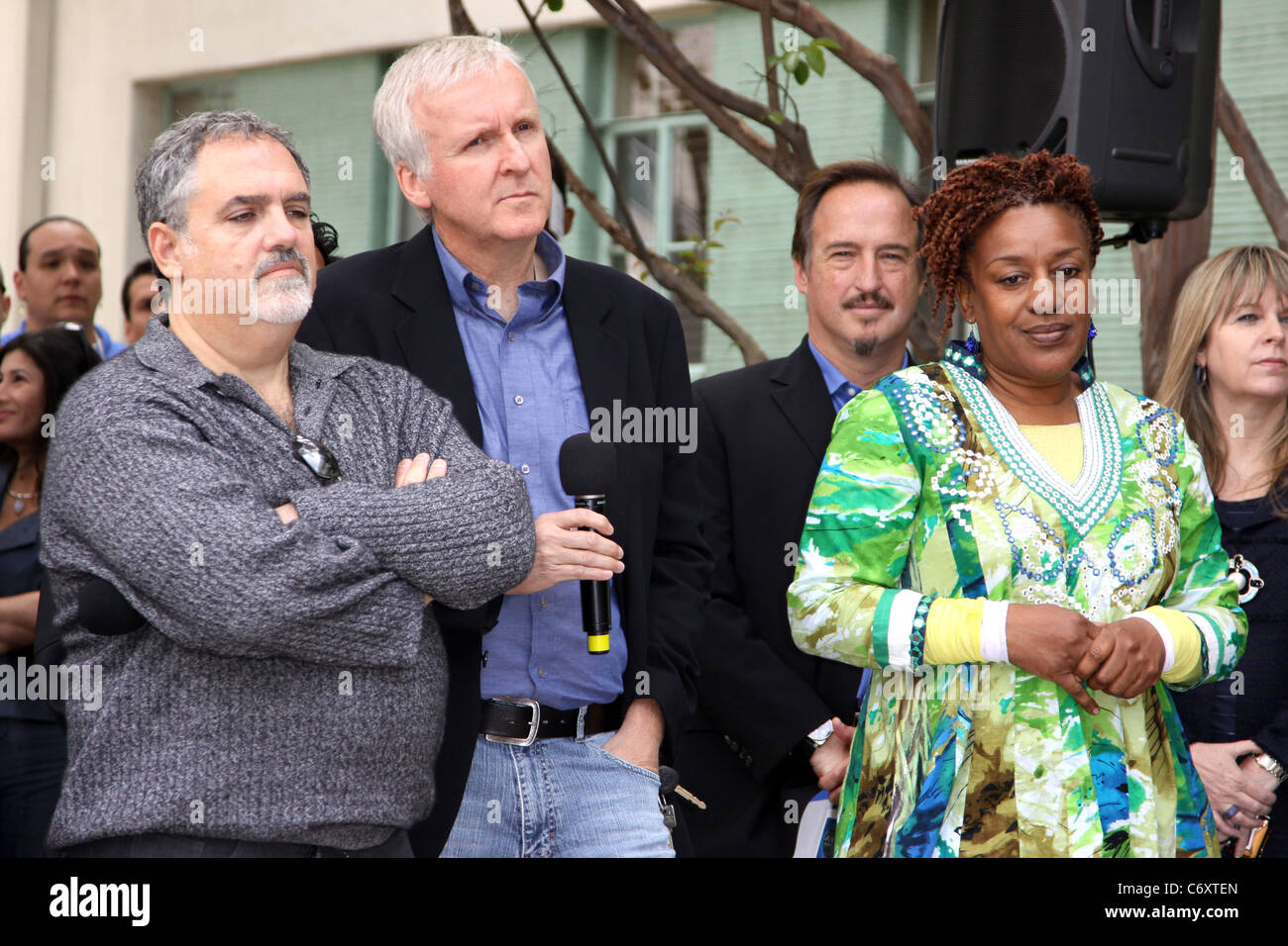 CCH Pounder 'Avatar' Earth Day Baum Einpflanzen Ceremony, James Cameron ...