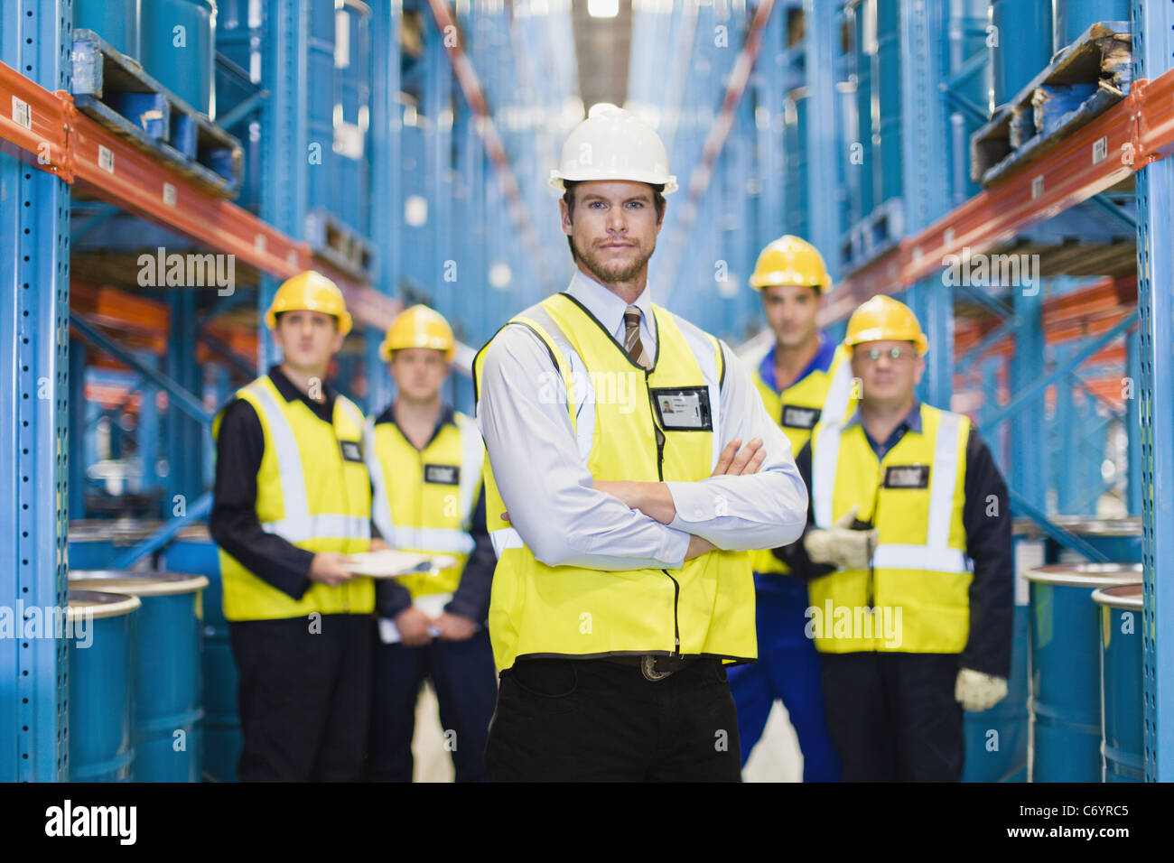 Arbeiter im Lager stehen Stockfotografie - Alamy