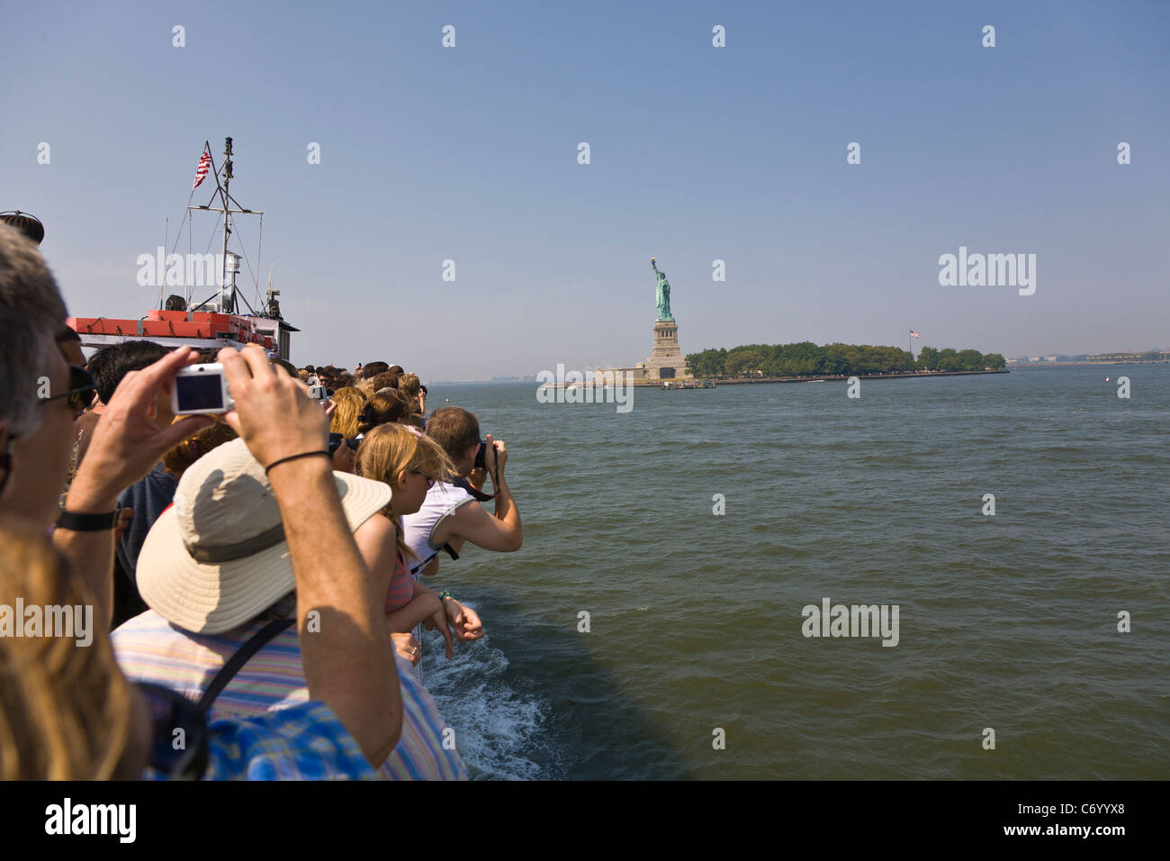 Passagiere auf der Freiheitsstatue Tour Boot fotografieren Statue in ...