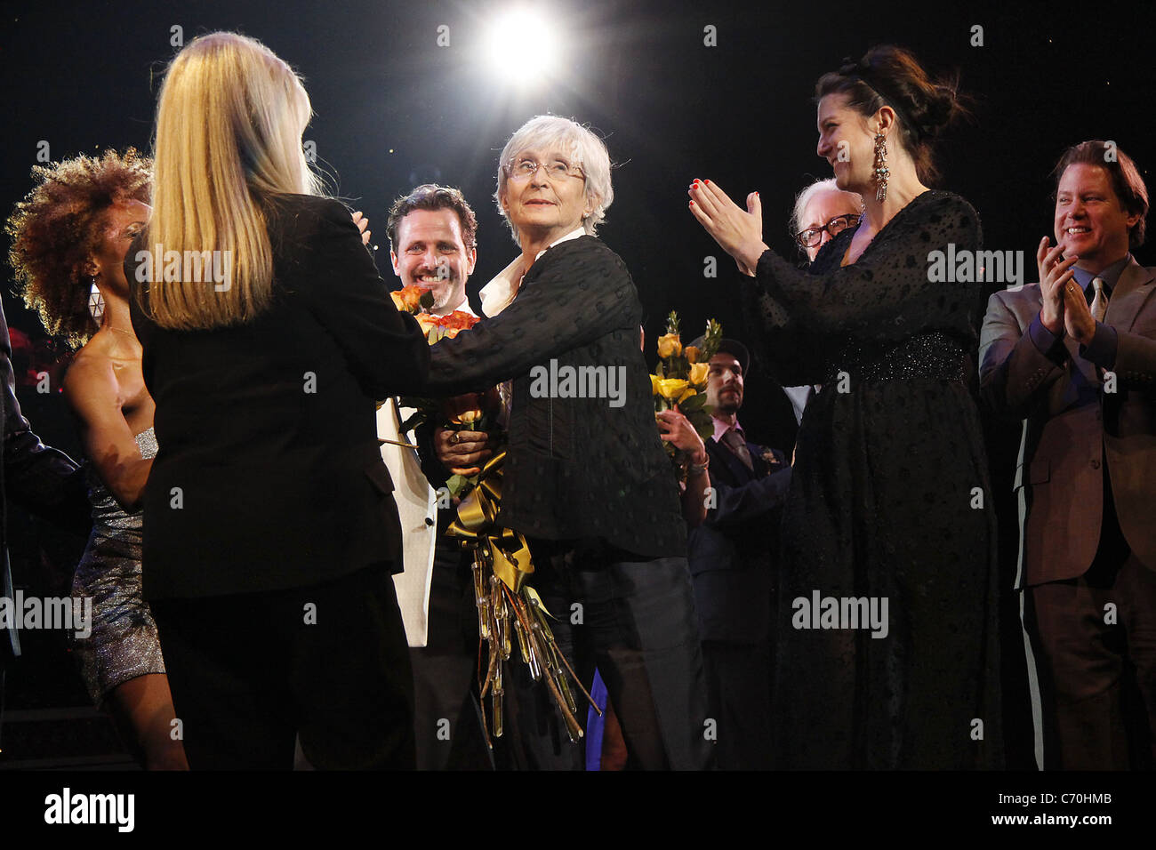 Nancy Sinatra, Twyla Tharp, AJ Sinatra und Darsteller auf der Bühne ...