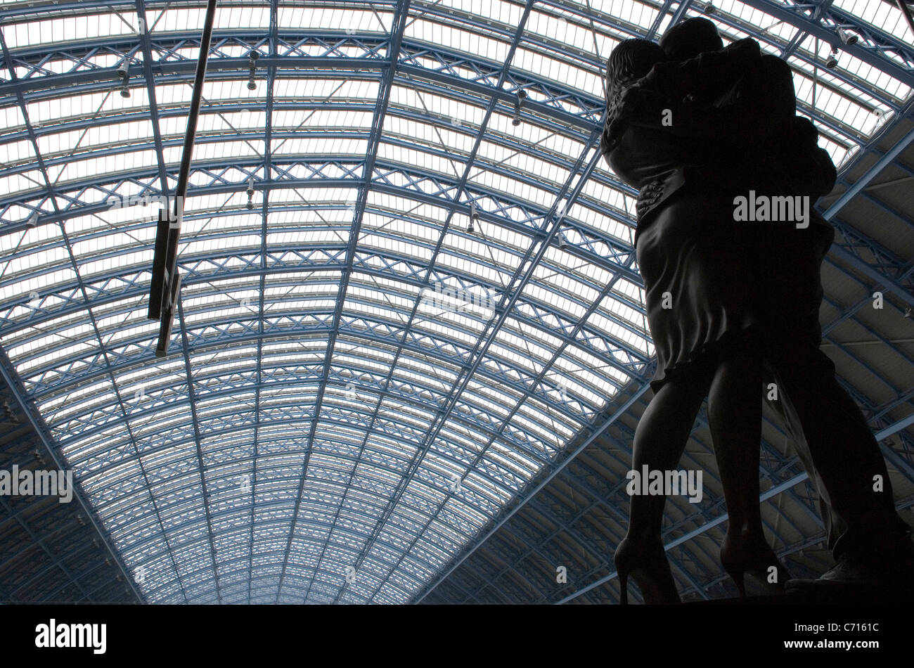 Statue des Reisenden Umarmung am neuen Kings cross in London / St ...