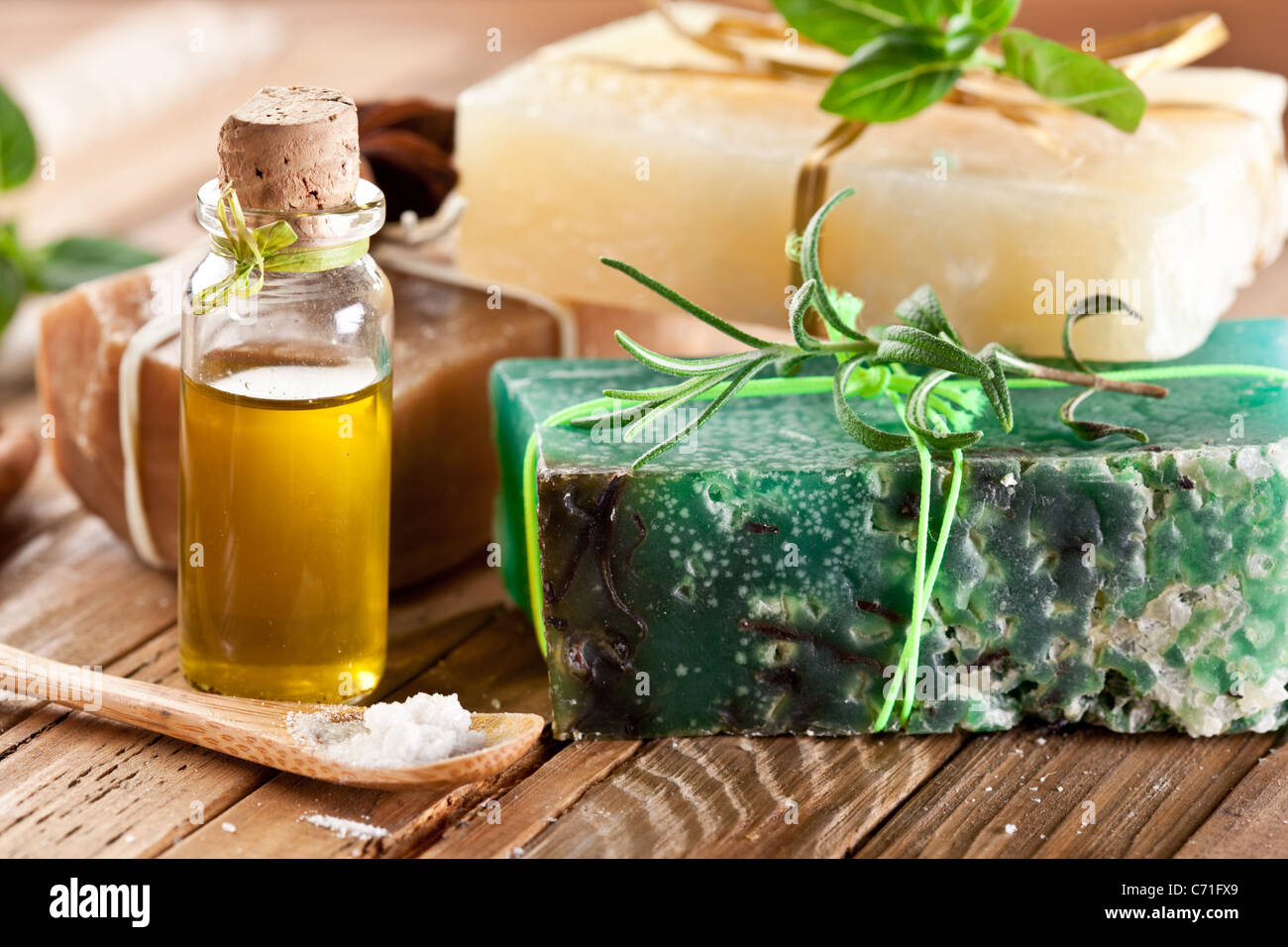 Stück Naturseife mit Thymian Stockfotografie - Alamy