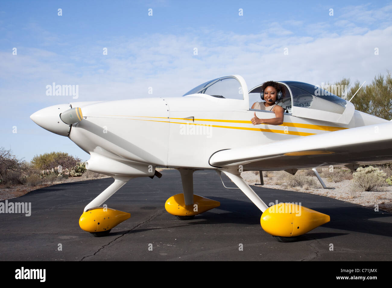 Pilot und Flugzeug auf der Startbahn Stockfotografie - Alamy