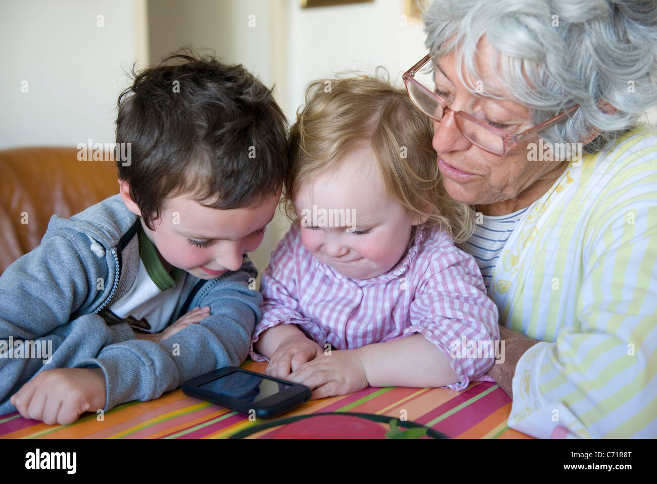Omas jungs -Fotos und -Bildmaterial in hoher Auflösung – Alamy