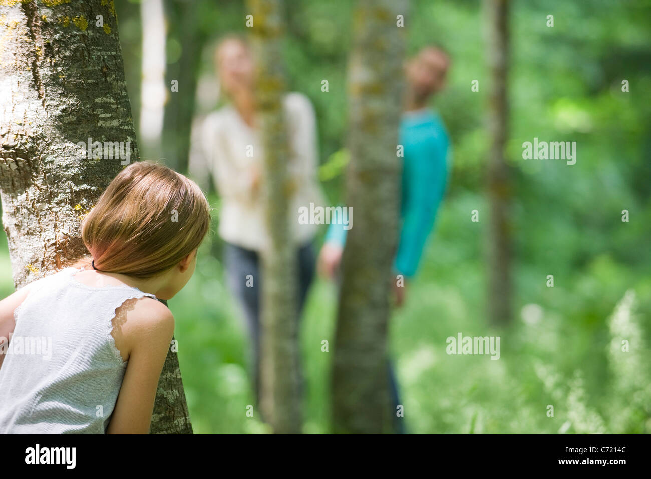 Mädchen versteckt sich hinter Baum Stockfotografie - Alamy Mädchen versteckt sich hinter Baum Stockfotografie - Alamy
