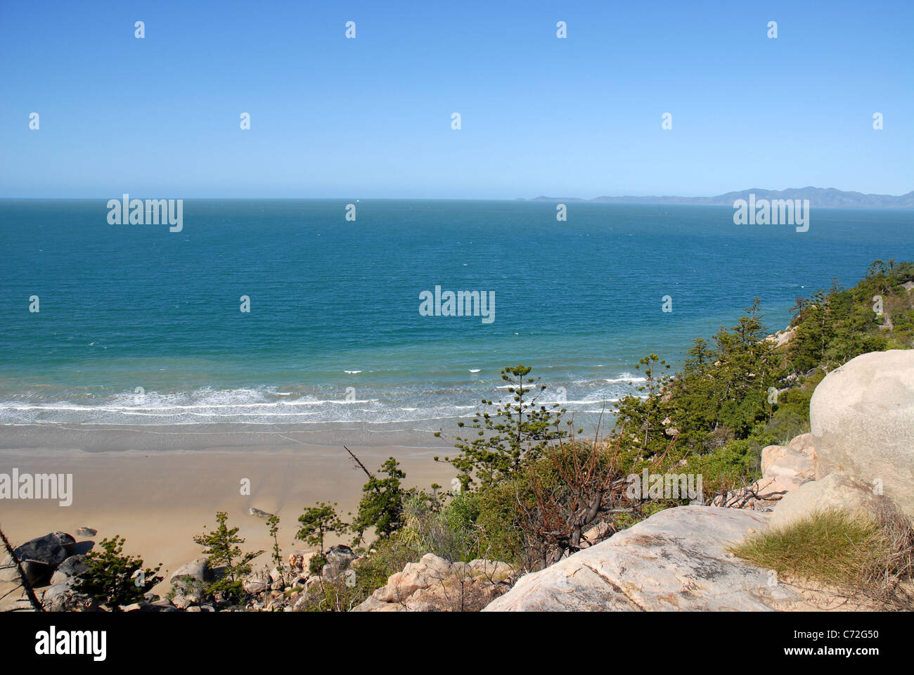 Blick zum Rocky Bay Beach mit (nude) Sonnenanbeter auf einem Felsen ...