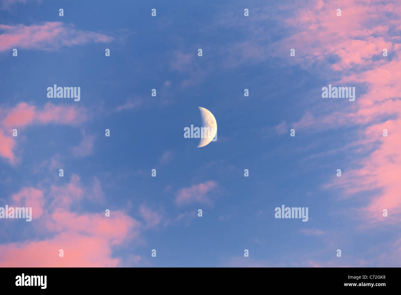 Halb mond wolken himmel nacht -Fotos und -Bildmaterial in hoher ...