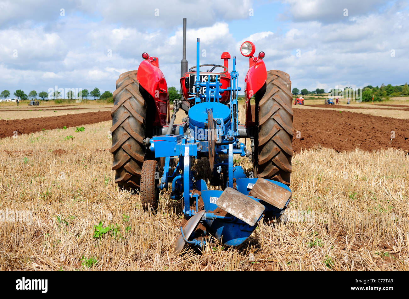Massey Ferguson Traktor und Pflug Stockfotografie - Alamy