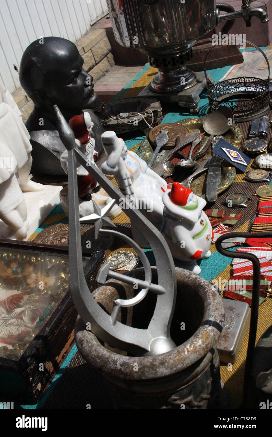 Antike Porzellanfiguren, eine Büste von Lenin und ein Samowar ...