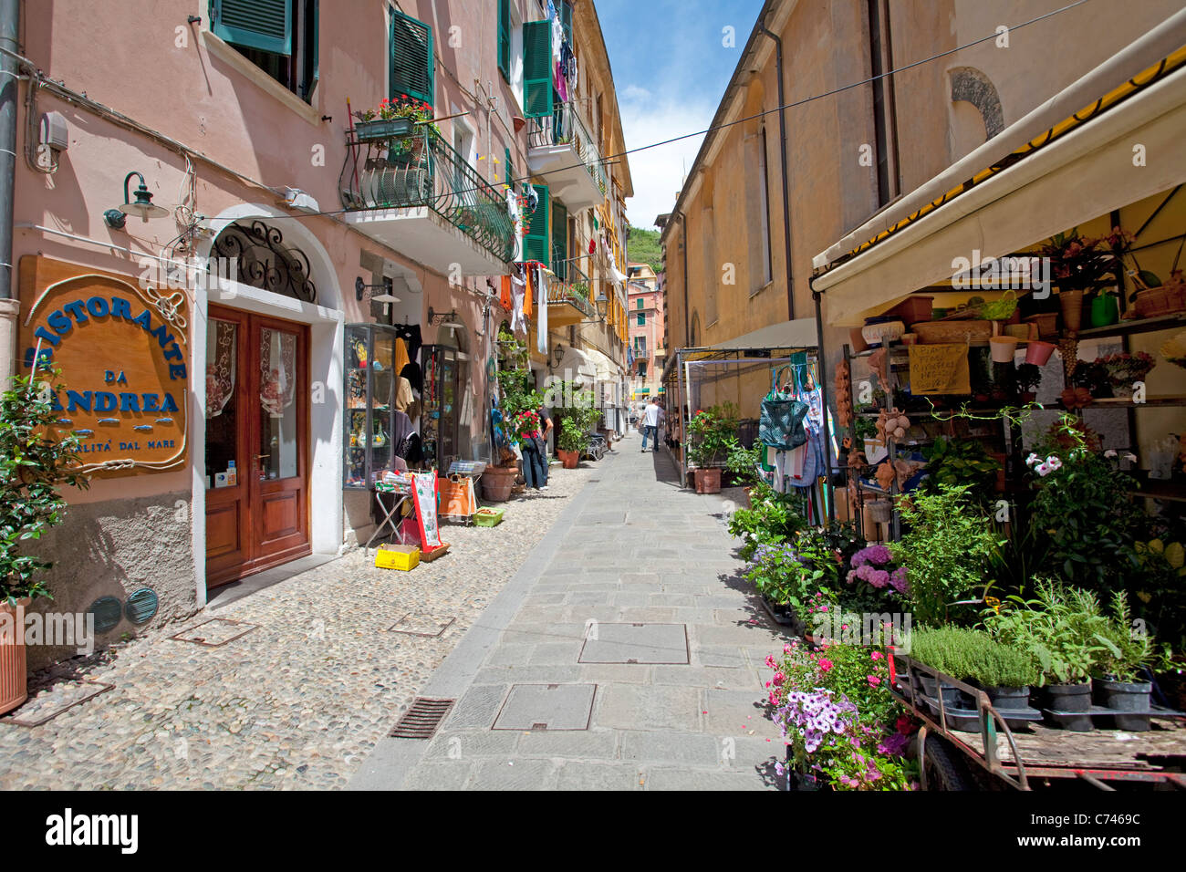 Restaurant und Geschäfte in der Altstadt von Monterosso, Cinque Terre ...