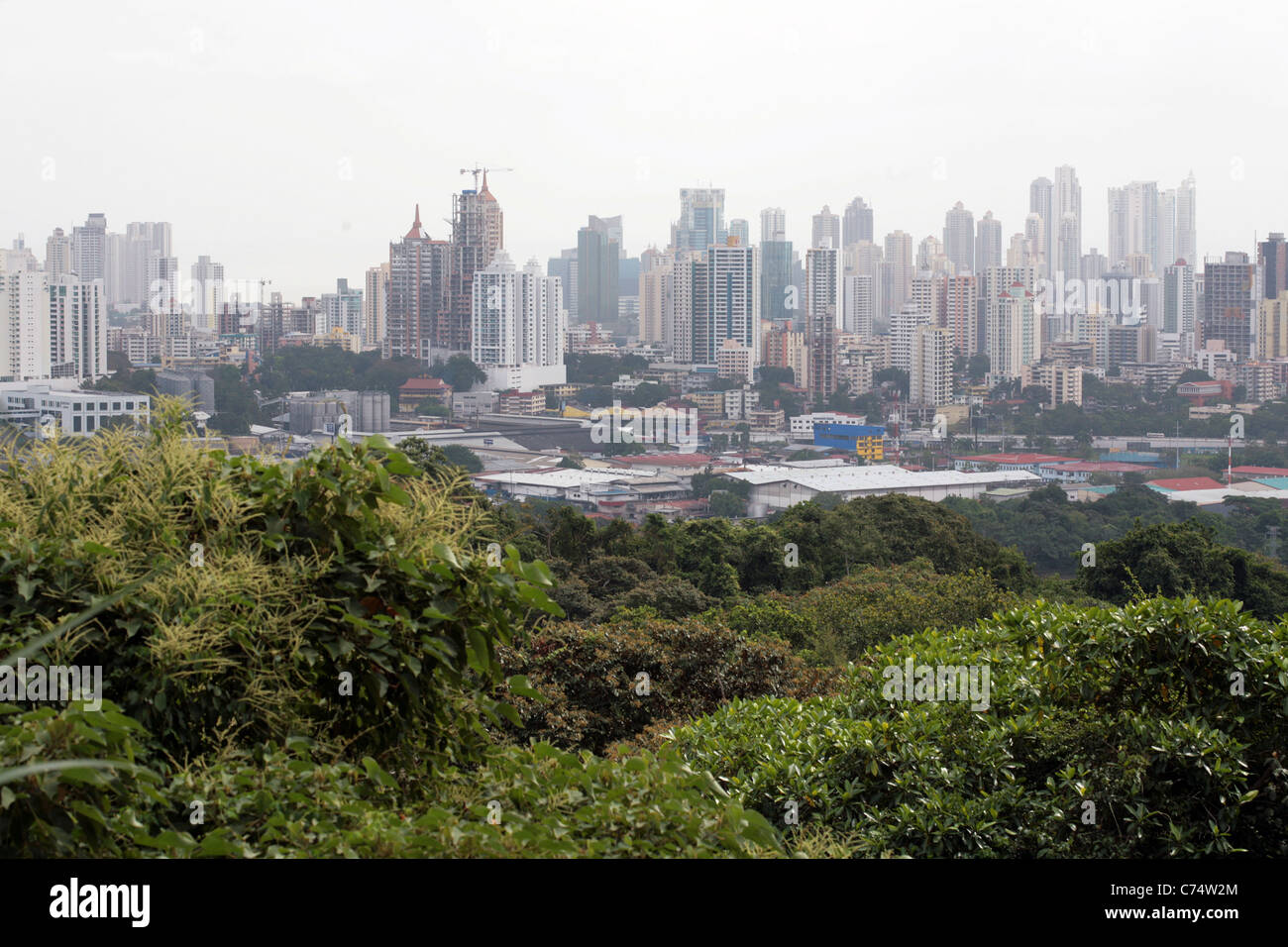 Panama-Stadt Skyline und den Regenwald, der es umgibt Stockfotografie ...