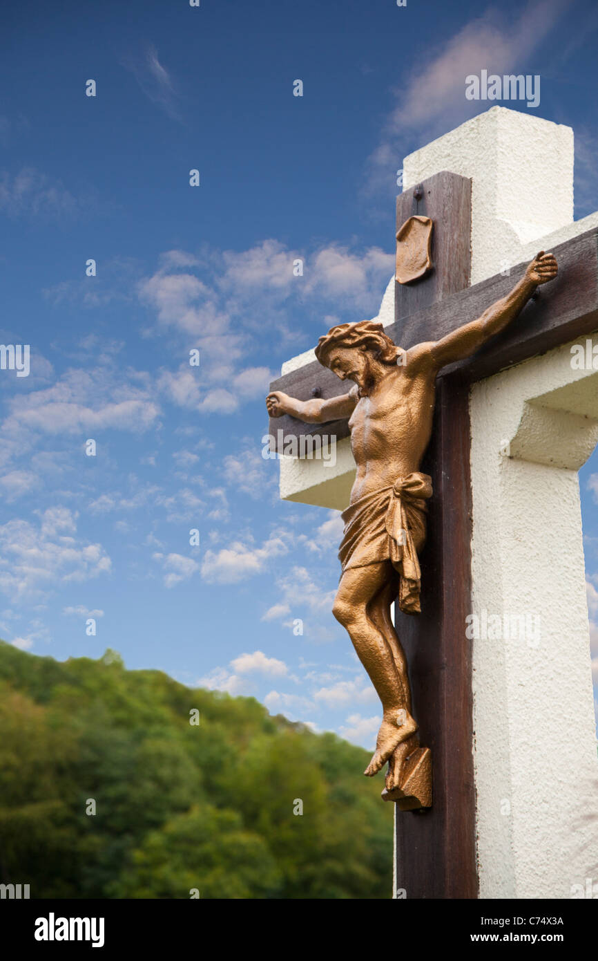 Statue von jesus am kreuz -Fotos und -Bildmaterial in hoher Auflösung – Alamy