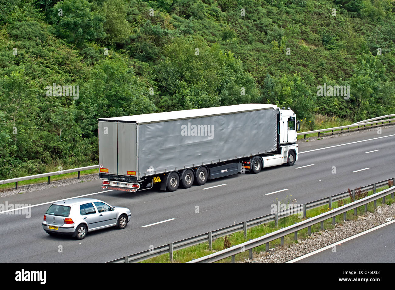 Lkw und Lkw fahren auf der Autobahn M4 in Südwales. Diese Straße ist ...
