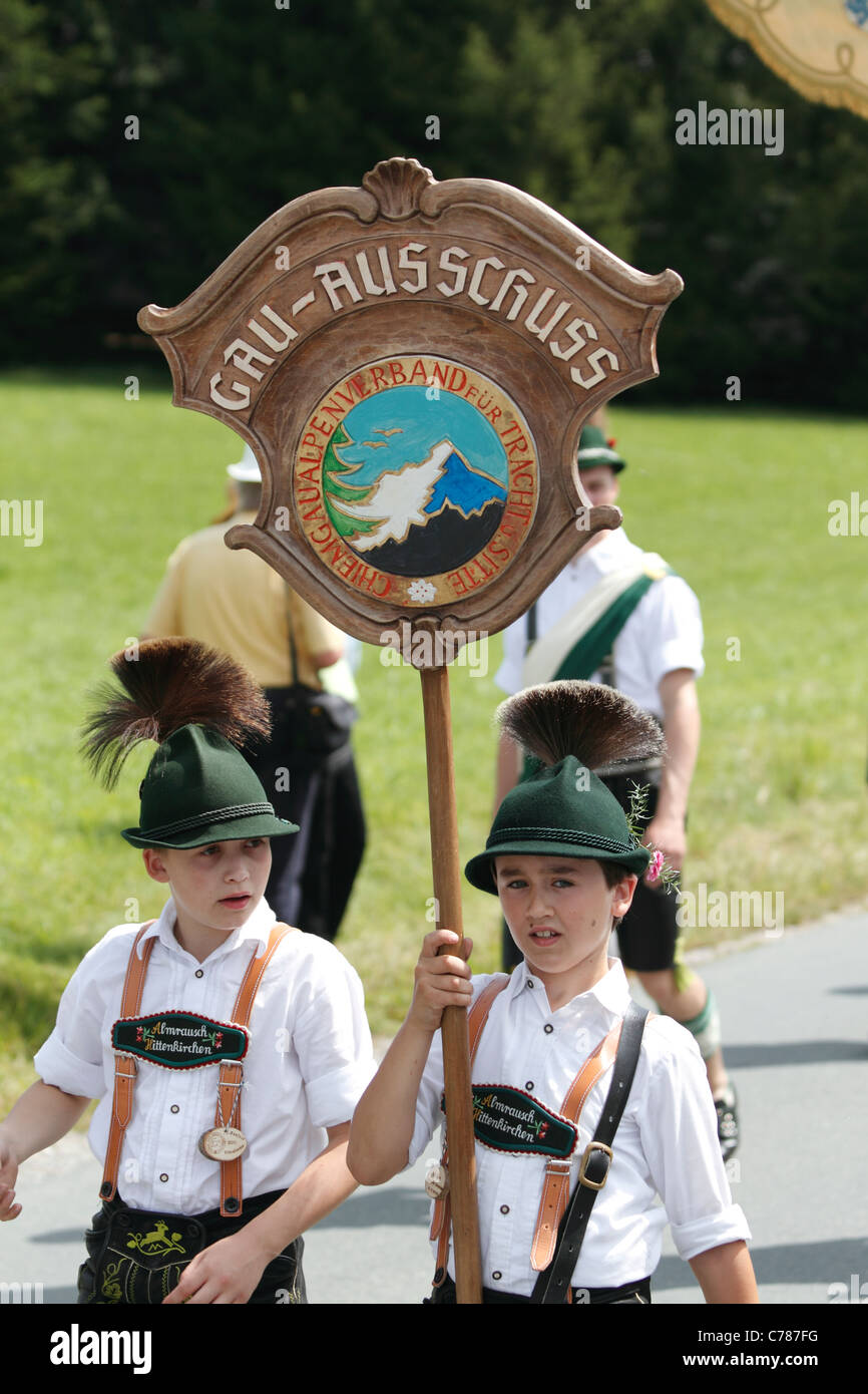 2 Jungs marschieren mit Board Zeichen (Gaufest) Festival der bayerische ...