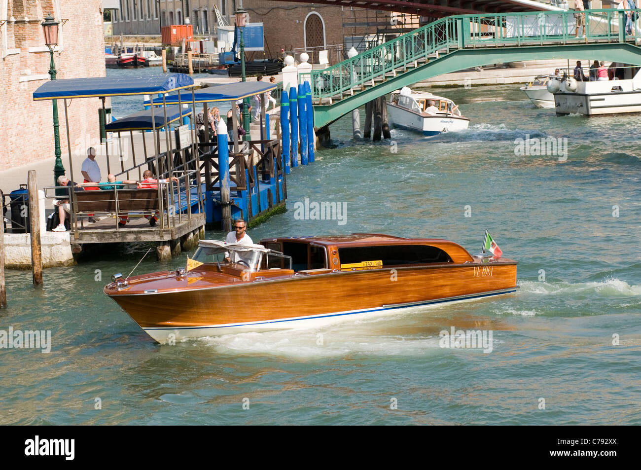 Wasser Taxi Boot Boote Venedig Italien italienische Taxis Kanal Kanäle ...