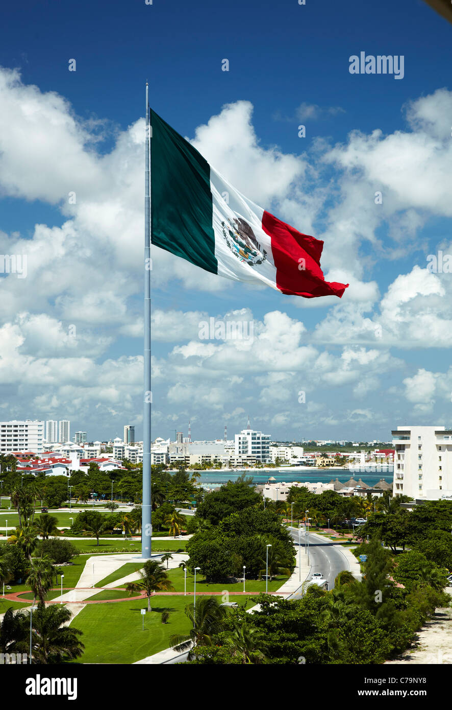 Mexico mexican flag flying -Fotos und -Bildmaterial in hoher Auflösung ...