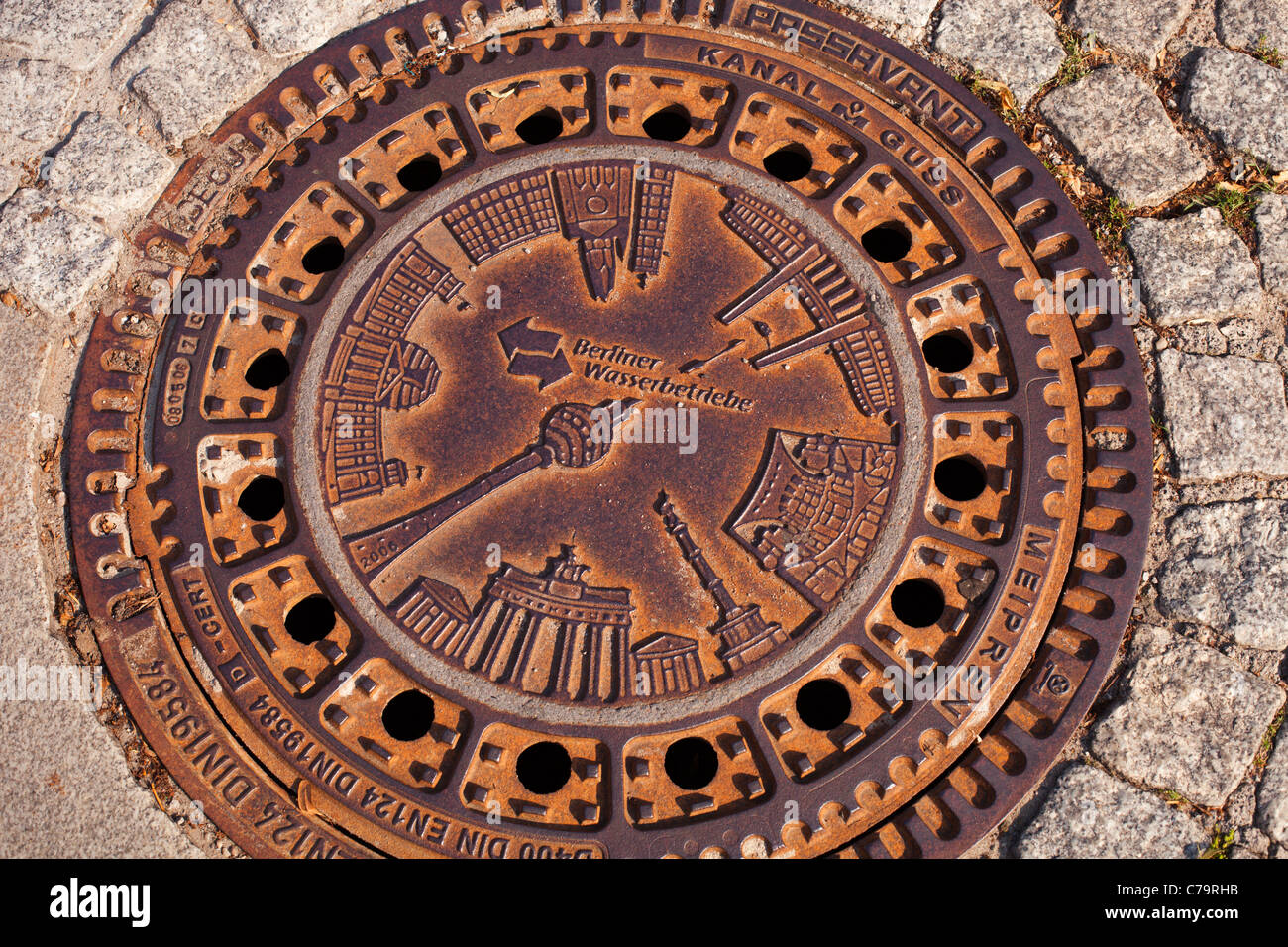 Kanaldeckel in Berlin, Deutschland Stockfotografie - Alamy