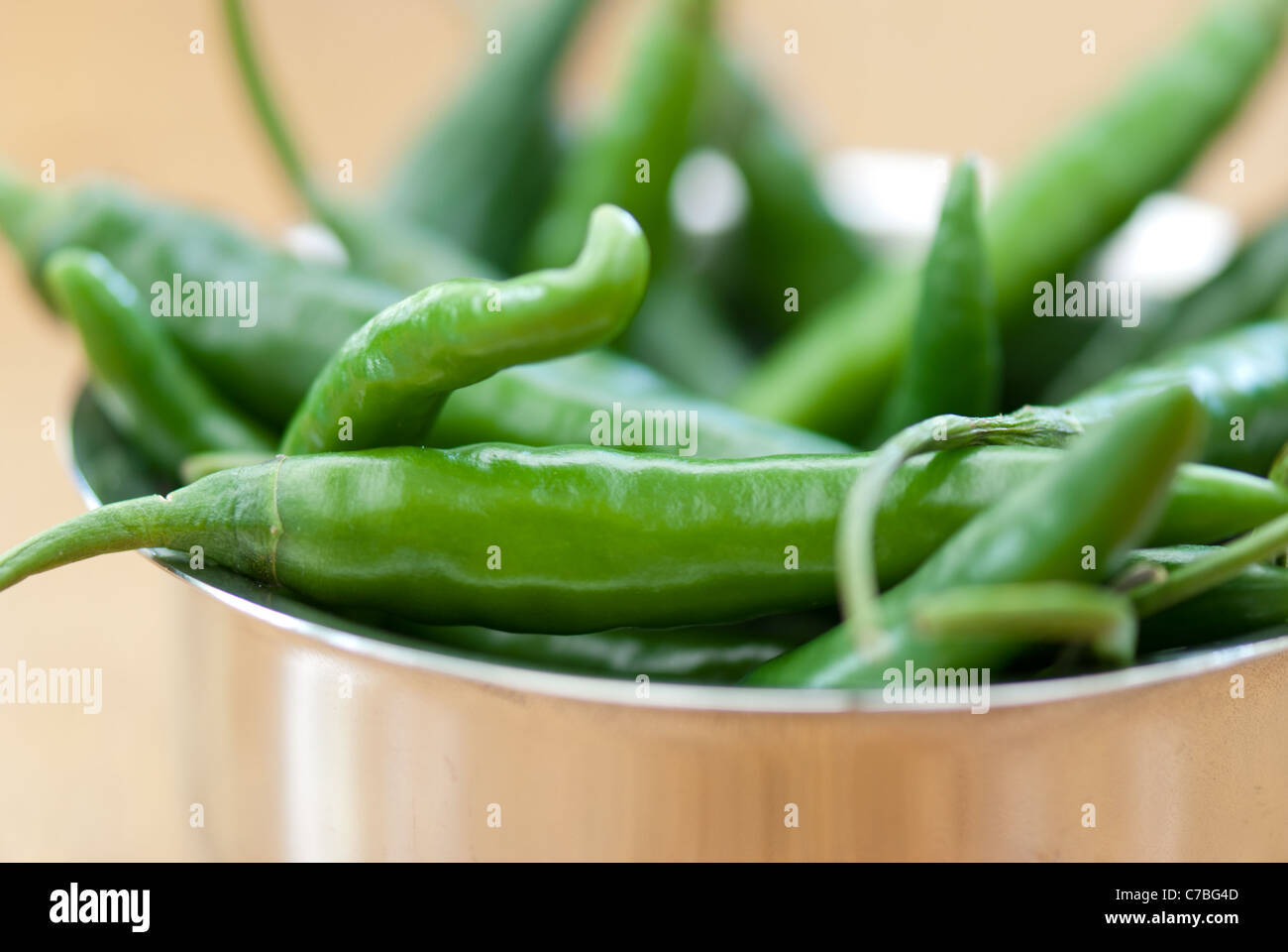 Fresh green chillies -Fotos und -Bildmaterial in hoher Auflösung – Alamy